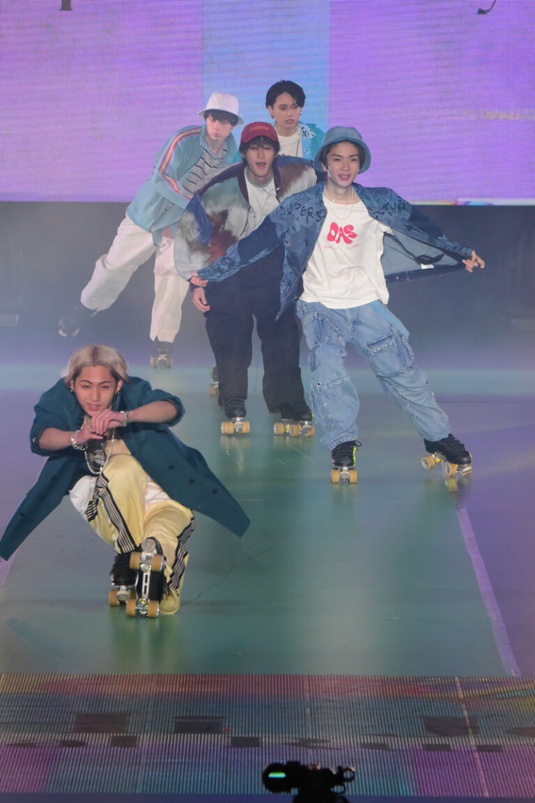 HiHi Jetsがガルアワでスペシャルランウェイに登場！ローラースケートで駆け抜ける | TV LIFE web